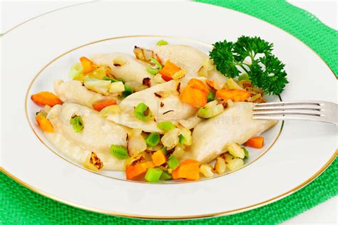 俄罗斯高清图片 自制饺子，俄罗斯 Pelmeni 盘工作室照片。自制饺子，俄罗斯水饺 餐饮美食免费下载 格式 3500像素 编号