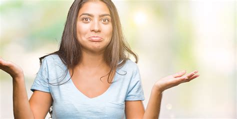 격리 된 배경 우 둔 하 고 혼란 스 러 워 식으로 발생 하는 손과 팔에 어린 아름 다운 아랍 여자 의심 개념입니다 감정에 대한 스톡 사진 및 기타 이미지 Istock