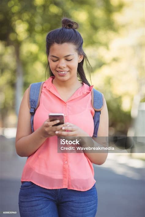 Photo Libre De Droit De Écolière Souriant Avec Cartable À Laide De