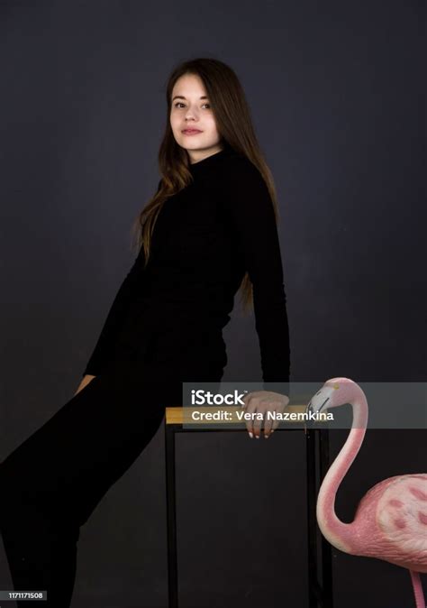 의자에 앉아 긴 머리와 갈색 머리 소녀의 초상화입니다 스튜디오에서 촬영 일반 배경 귀여운에 대한 스톡 사진 및 기타 이미지 귀여운 러시아 모형 Istock