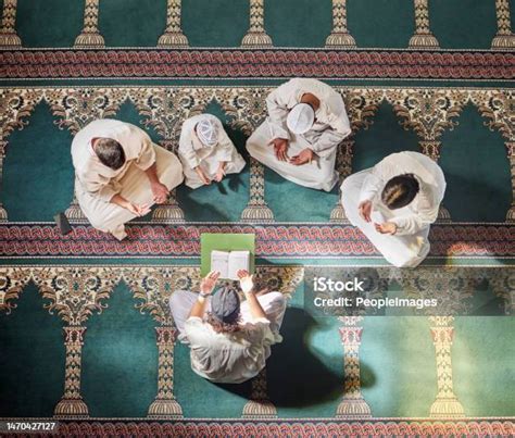 모스크 카펫 위에는 신앙 종교 및 감사 평화 또는 마음 챙김을위한기도를위한 그룹 및 꾸란이 있습니다 이맘 카타르 바닥에서 책 집중 및 이슬람 예배를 통한 기도와 영적 발전