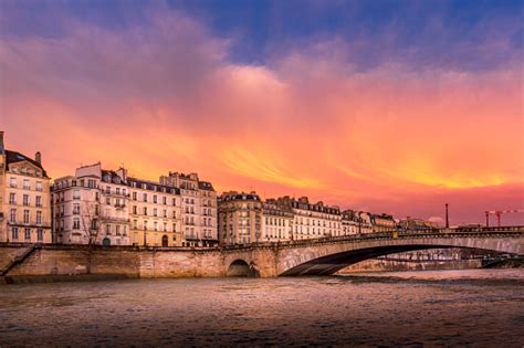 세인 강이 상승하고 기록적인 수준에 접근함에 따라 파리 홍수의 전경 0명에 대한 스톡 사진 및 기타 이미지 0명