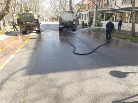 Община Вършец започна пролетното измиване на улиците в града снимки