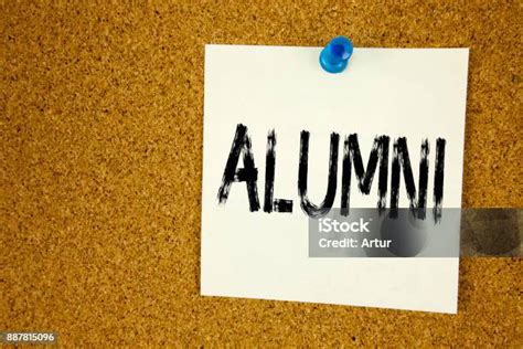 개념적 손 쓰기 텍스트가 캡션입니다 영감 보여주는 동문 전 학생 축 하 교육 종료 스티커 메모 알림 코르크 배경 복사 공간에 대 한 비즈니스 개념 개념에 대한 스톡 사진 및