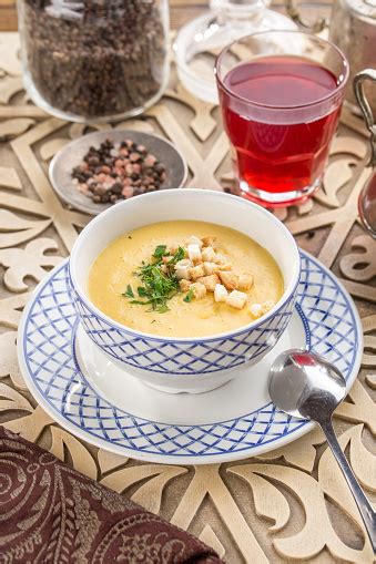 호박과 크루통과 동양 나무 테이블에 빨간 음료의 유리 야채 수프 버터넛 스쿼시 수프에 대한 스톡 사진 및 기타 이미지 버터넛 스쿼시 수프 0명 가을 Istock