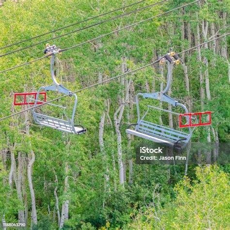 파크 시티 스키 리조트의 화창한 여름 날에 산과 나무 위에 스퀘어 프레임 체어 리프트 0명에 대한 스톡 사진 및 기타 이미지