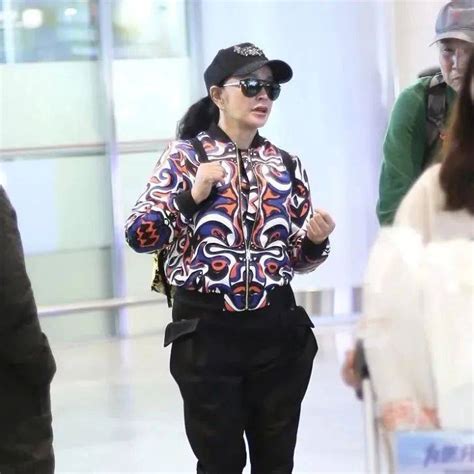 69岁刘晓庆花俏走机场，穿花夹克素颜状态好，戴上墨镜不像老年人整体时尚显得