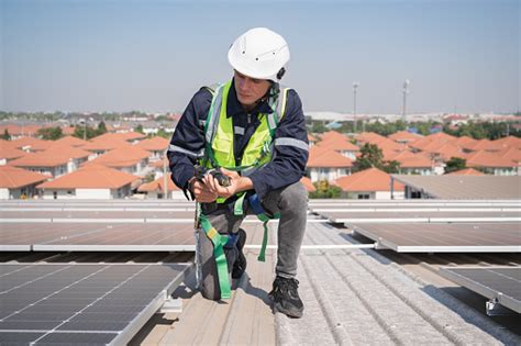 백인 엔지니어 남자는 지붕 공장에서 태양 전지판으로 작업하는 전기 드라이버를 사용합니다 35 39세에 대한 스톡 사진 및 기타 이미지 35 39세 건설 현장 고압