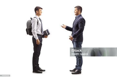 교복을 입은 10대 남자 학생과 이야기하는 청년의 전체 길이 프로필 샷 10 11세에 대한 스톡 사진 및 기타 이미지 10 11세 십대 아들 Istock