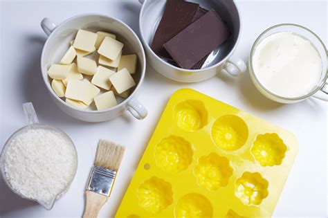 디저트에 대 한 재료는 테이블에 있습니다 요리 연유와 코코넛 과자 화이트와 블랙 초콜릿의 유약에 0명에 대한 스톡 사진 및 기타 이미지 Istock