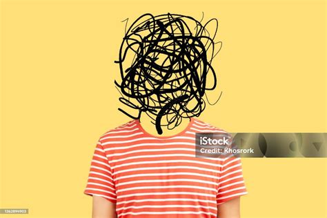 신경 문제로 좌절한 남자는 불안과 생각의 혼란을 느낍니다 주의력결핍 과다행동장애에 대한 스톡 사진 및 기타 이미지 주의력결핍 과다행동장애 정신적 스트레스 물리적 압력