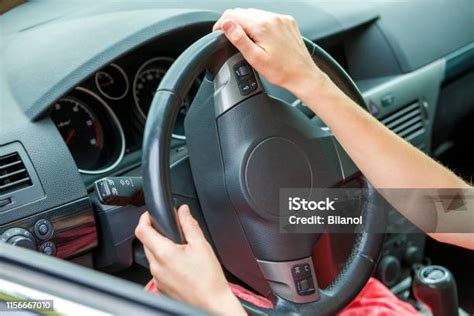 자동차 인테리어 대시 보드와 핸들에 여자 손 운전 자동차 교통에 대한 스톡 사진 및 기타 이미지 교통 교통수단 도로 Istock