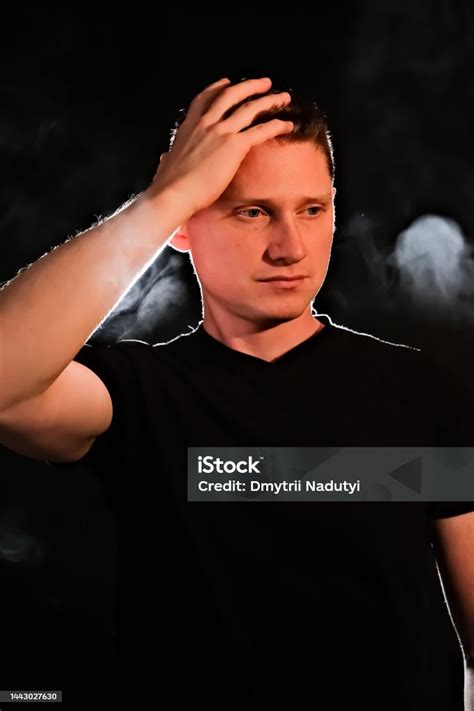 남자의 실루엣 어둠 속의 남자들 연기 증기 어두운 방에 있는 남자 35 39세에 대한 스톡 사진 및 기타 이미지 35 39세