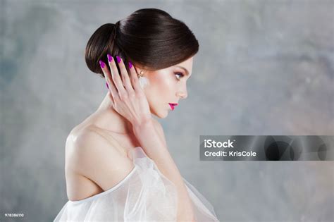 웨딩 스튜디오에서 드레스에 아름 답 고 세련 된 신부 프로필 머리를 수정 갈색 머리에 대한 스톡 사진 및 기타 이미지 갈색 머리 결혼식 날기 Istock