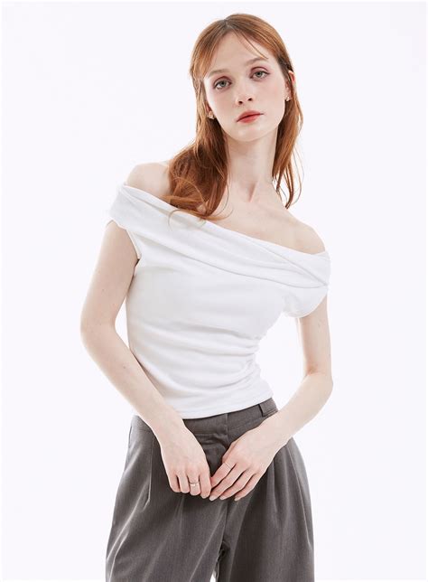 네비 러브 드레이프 오프숄더 반팔티 위시버킷