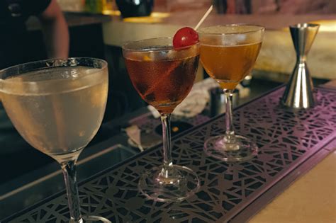 바 카운터에서 칵테일을 붓는 바텐더 가정 주방에 대한 스톡 사진 및 기타 이미지 가정 주방 가정의 방 고용과 노동