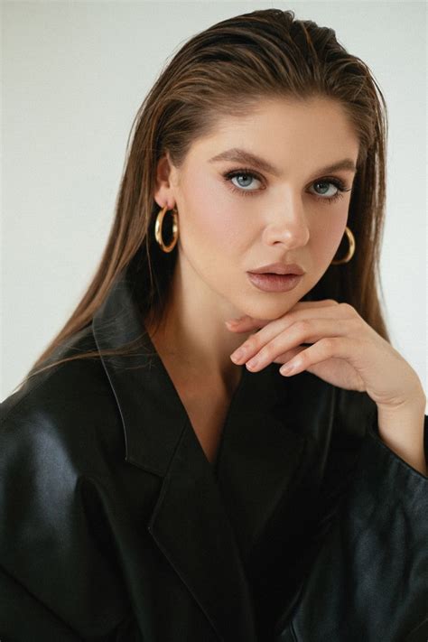 Debut Photoshoot Photoshoot Themes Photoshoot Inspiration Studio Portrait Photography