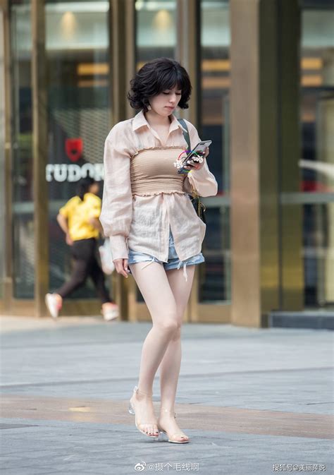 美女街拍：小姐姐着衣服算抹胸外穿吗？ 搜狐大视野 搜狐新闻