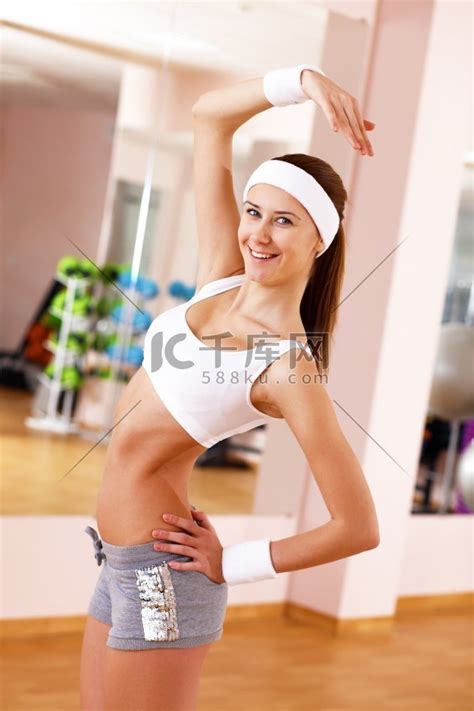 年轻女子穿运动服在健身房做运动高清摄影大图 千库网