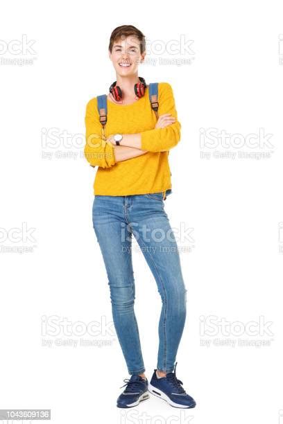 전체 길이 행복 한 젊은 여자 가방와 헤드폰 고립 된 흰색 바탕에 서 서 20 29세에 대한 스톡 사진 및 기타 이미지 20