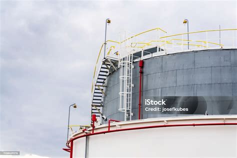 액체 및 유체 가스 또는 오일 저장 탱크 홀더 컨테이너 극적인 하늘 배경 복사 공간 가솔린에 대한 스톡 사진 및 기타 이미지 가솔린 기체 물리 구조 맑은 하늘