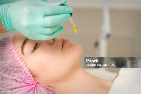 스파 살롱에서 젊은 여성의 얼굴에 피펫을 들고 오일 세럼 드롭을 적용 미용사의 가까이 개념에 대한 스톡 사진 및 기타 이미지 개념 건강관리와 의술 건강한 생활방식