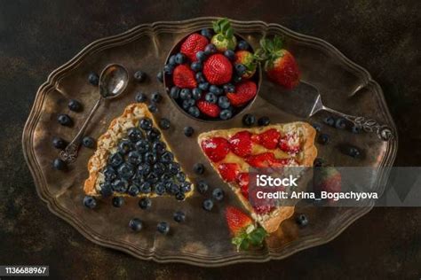 오래 된 골동품 실버 플래터에 신선한 딸기와 블루베리와 맛 있는 베리 케이크 신선한 딸기 복고 스타일의 어두운 배경에 빈티지 평면도 0명에 대한 스톡 사진 및 기타 이미지