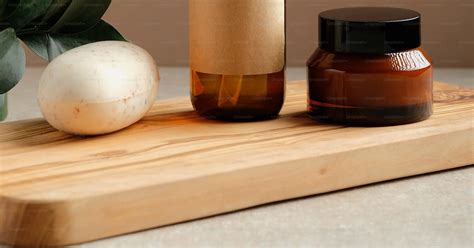 나무 보드에 녹색 잎을 가진 유기농 천연 화장품 호박색 유리 디스펜서 병 바디 크림 항아리 수제 비누 욕실 스파 미용