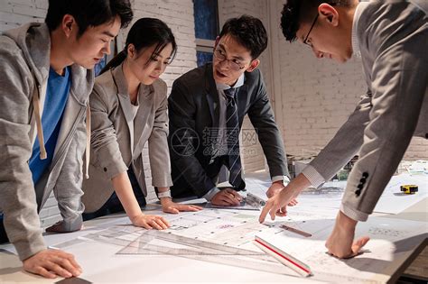 建筑设计师讨论设计图纸高清图片下载 正版图片507625654 摄图网