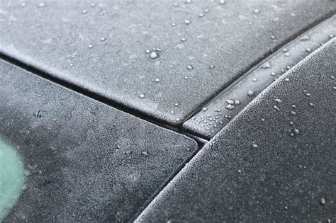 검은 색 자동차의 뒷창문 코너 세부 사항을 닫고 아침 서리로 인해 작은 얼음으로 덮여 있습니다 차에 대한 스톡 사진 및 기타 이미지 Istock