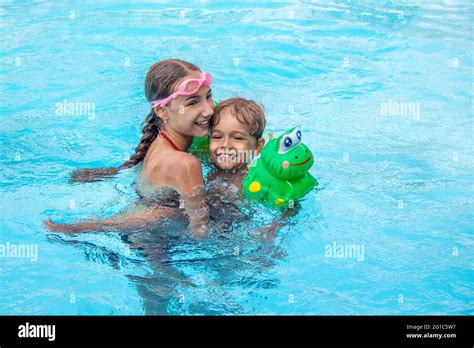 Frere Soeur Piscine Banque D Image Et Photos Alamy