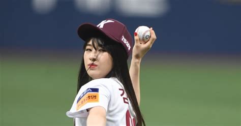 맥심 모델 김우현 화이트 레깅스 패션으로 시구 [mk포토]