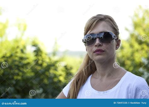 Mujer Rubia Hermosa Con Las Gafas De Sol En Parque Imagen De Archivo Imagen De Capa Triste