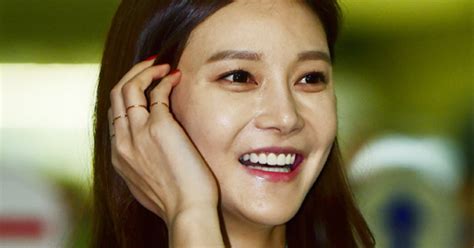 [포토엔]주상욱과 열애설 인정한 차예련 부끄러운 듯 웃음 지으며 공항패션