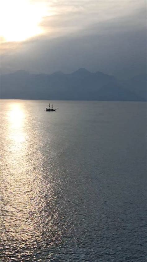 경치 고요한 골든 아워 관광 교통체계 돛단배 두브 로브 니크 드론 영상 록 크럼 섬 목적지 물 바다 바다 경치 발칸 배 배경 보트 블루