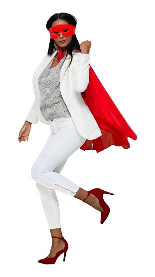 전체 길이 정면 보기 카메라 1 인 아름 다운 블랙 헤어 라틴 아메리카 히스패닉 민족 여성 젊은 여성 사업가 비즈니스 맨 슈퍼 히어로 슈퍼 히어로 가 서 서 주먹을 보여주는