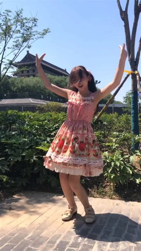 [会员][视频]b站红人 福利姬 浆果儿之双马尾lo娘大街跳宅舞（1v 830mb） 聚合福利