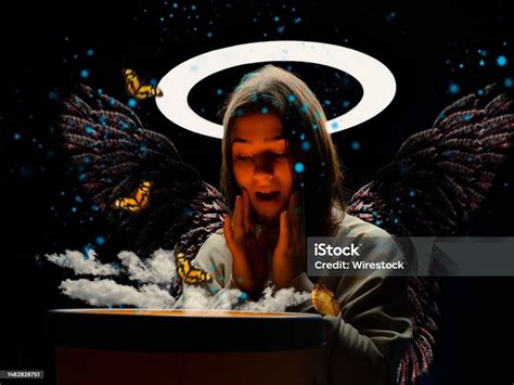 천사 날개와 마법의 나비와 푸른 불꽃으로 둘러싸인 후광을 가진 검은 머리 소녀 꿈같은에 대한 스톡 사진 및 기타 이미지 꿈같은 나비 놀라움 Istock