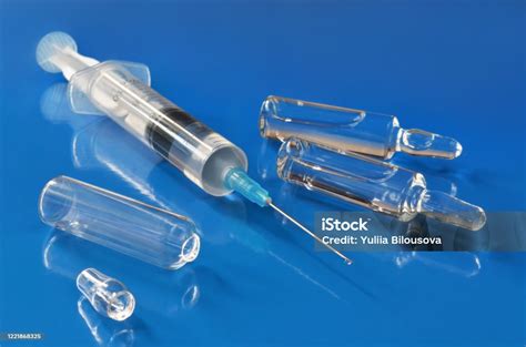 파란색 배경에 약물과 앰플이있는 의료 일회용 주사기 0명에 대한 스톡 사진 및 기타 이미지 0명 감기와 독감 개념 Istock