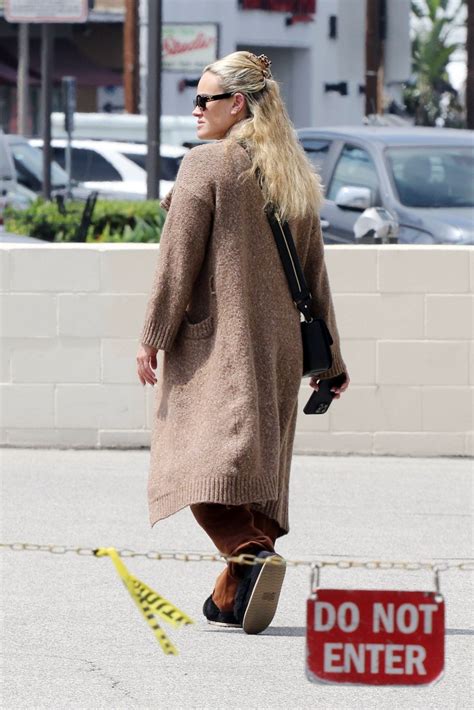 Pregnant Peta Murgatroyd Out And About In Studio City 04192024