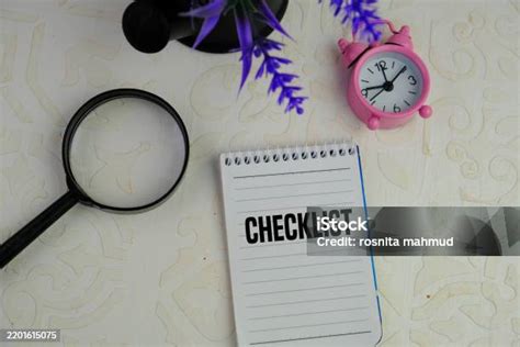 Checklist 및 체크리스트를 손으로 쓴 체크리스트를 공책에 손으로 쓴 새해 컨셉으로 0명에 대한 스톡 사진 및 기타 이미지 0명 2025년 개념 Istock