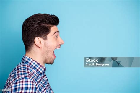 반 돌린 클로즈업 사진 스튜디오 초상화 잘 생긴 농담 만화 유머 그 그 프리랜서 작업 노동자 얼굴 감정 표정 고립 된 파스텔 배경 카피 스페이스 측면 보기에 대한 스톡 사진