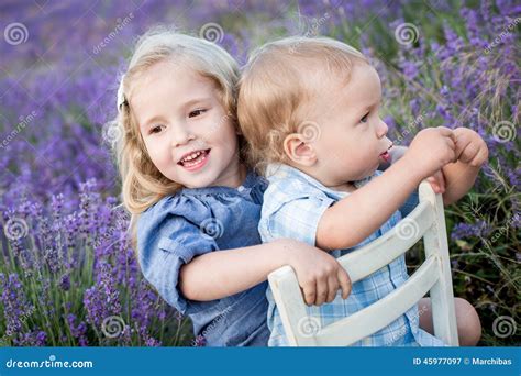 Gioco Felice Della Sorella E Del Fratello Piccolo Immagine Stock