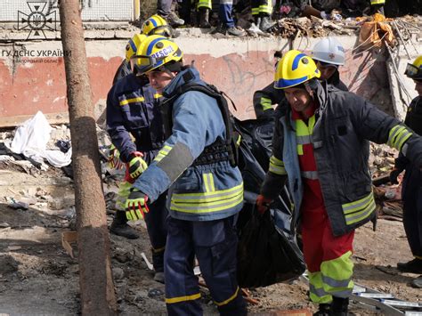 Триває розбір завалів знову зросла кількість загиблих в наслідок ракетного удару по будинку в