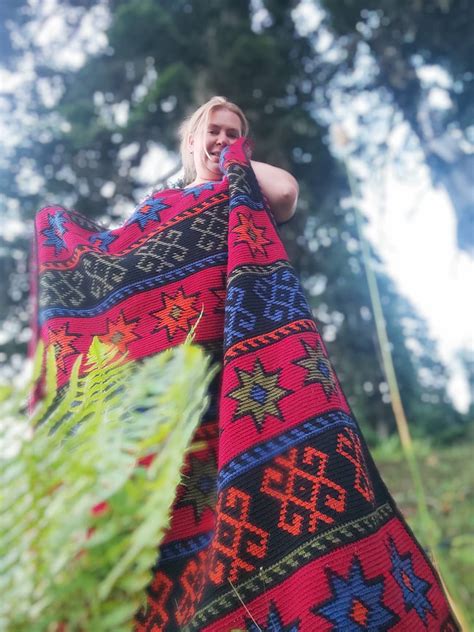 „ბახმაროში დასვენების დროს იდეალურია პლედის ქსოვა დრო გაგყავთ და თან თბებით“ გურულების რძლის