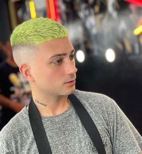 El barbero del trap y reggaetón que aprendió a cortar el pelo con