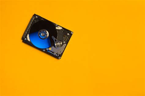 다채로운 하드 디스크입니다 하드 디스크 드라이브를 엽니다 데이터 저장의 개념입니다 데이터 배열입니다 컴퓨터에서 하드 드라이브입니다 복사 공간 거울에 대한 스톡 사진 및 기타