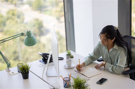 그녀의 사무실에서 몽골 인종의 젊은 사업가의 높은 각도보기 25 29세에 대한 스톡 사진 및 기타 이미지 25 29세 건축 경영자 Istock