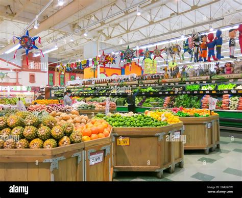 Grocery Store Produce Aisle Combatting Grocery Supply Chain Challenges
