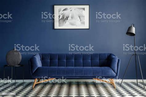 해군 블루 룸 인테리어 중간에 편안 하 게 봉 제 소파와 검은 램프와 사이드 테이블 장식 체스판 바닥에 서 있는 벽에 이미지 프레임 실제 사진 파란색에 대한 스톡 사진 및